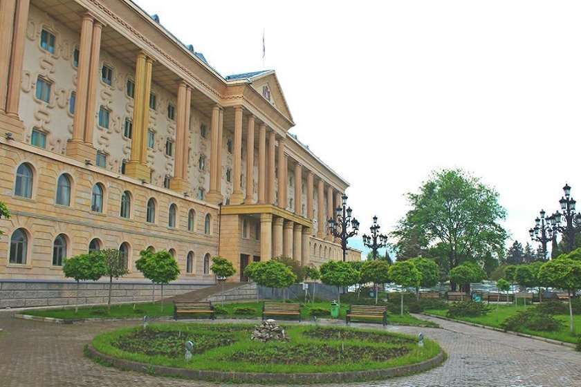 თბილისის საქალაქო სასამართლო მშობლების მკვლელობაში ბრალდებული გიორგი ბეროზაშვილის საქმეს